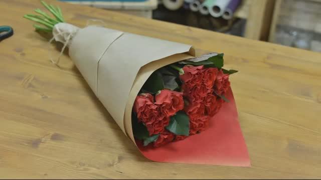 Упаковка высокого букета из роз. Кулек