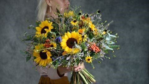 Сборка полевого раскидистого букета с подсолухами