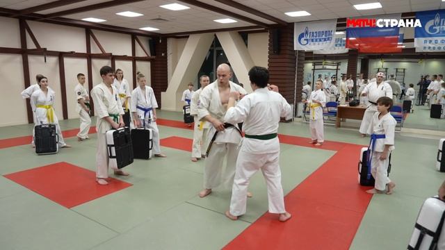 В рамках проекта "Газпром - детям" знаменитые каратисты провели мастер-класс в Новом Уренгое