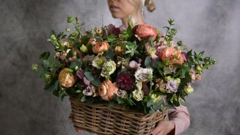 Композиция свободной формы с весенними цветами