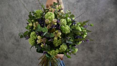 Пышный букет с крупными цветами