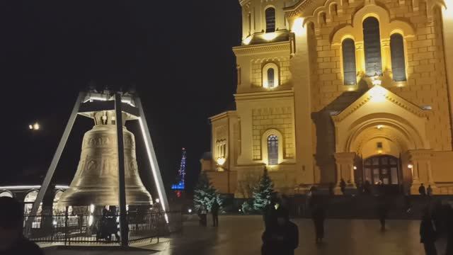 В день памяти Святого благоверного князя Александра Невского звонил большой Соборный колокол.