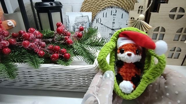 Колпачок Санты хотят все. Коробка с карандашами: оранжевый цвет.