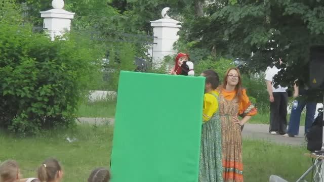 Петрушка на празднике