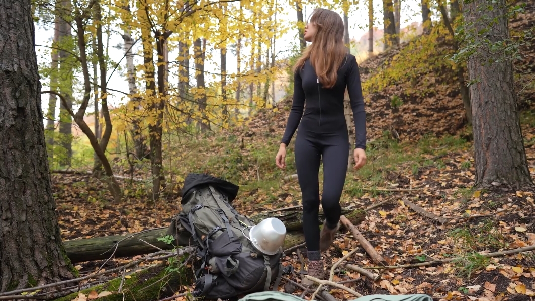 Девушка совершенно одна ночует в лесу в палатке. Бушкрафт.