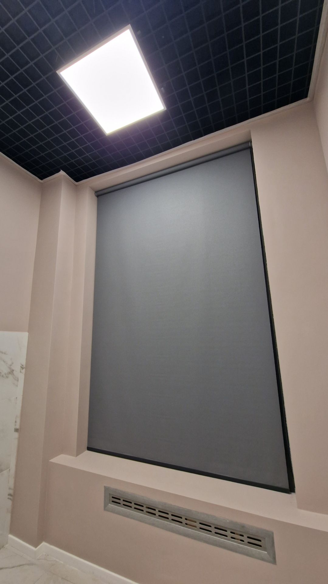 Свободновисящая рулонная штора в проем. Ткань Карина серый.