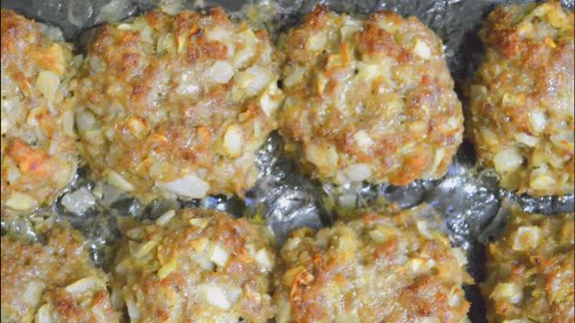 Очень сочные и нежнейшие котлеты, запечённые в духовке.