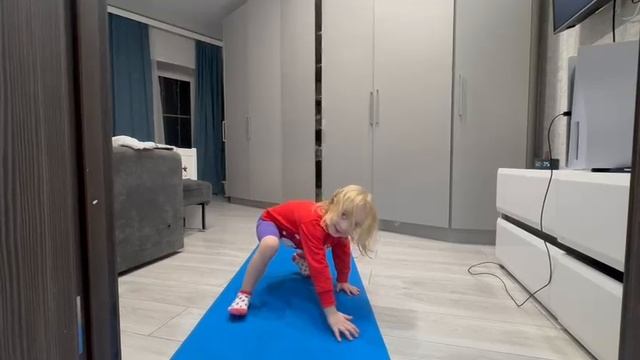 08.12.2025  . Ника села на шпагат.