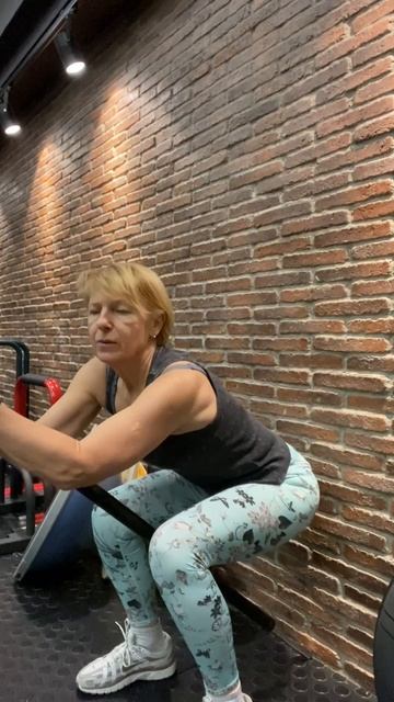 Приседания с палкой для тех, у кого болят колени или есть большой вес