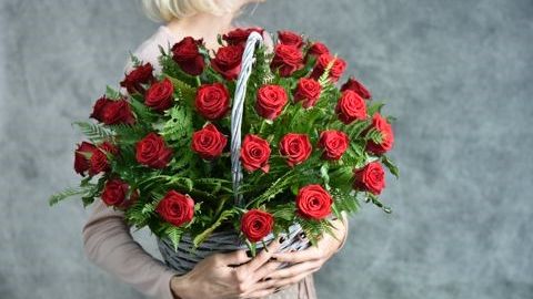 Классический вариант корзины из роз