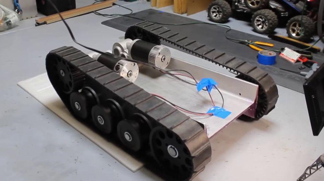 Гусеничный робот погрузчик с дистанционным управлением. часть 1