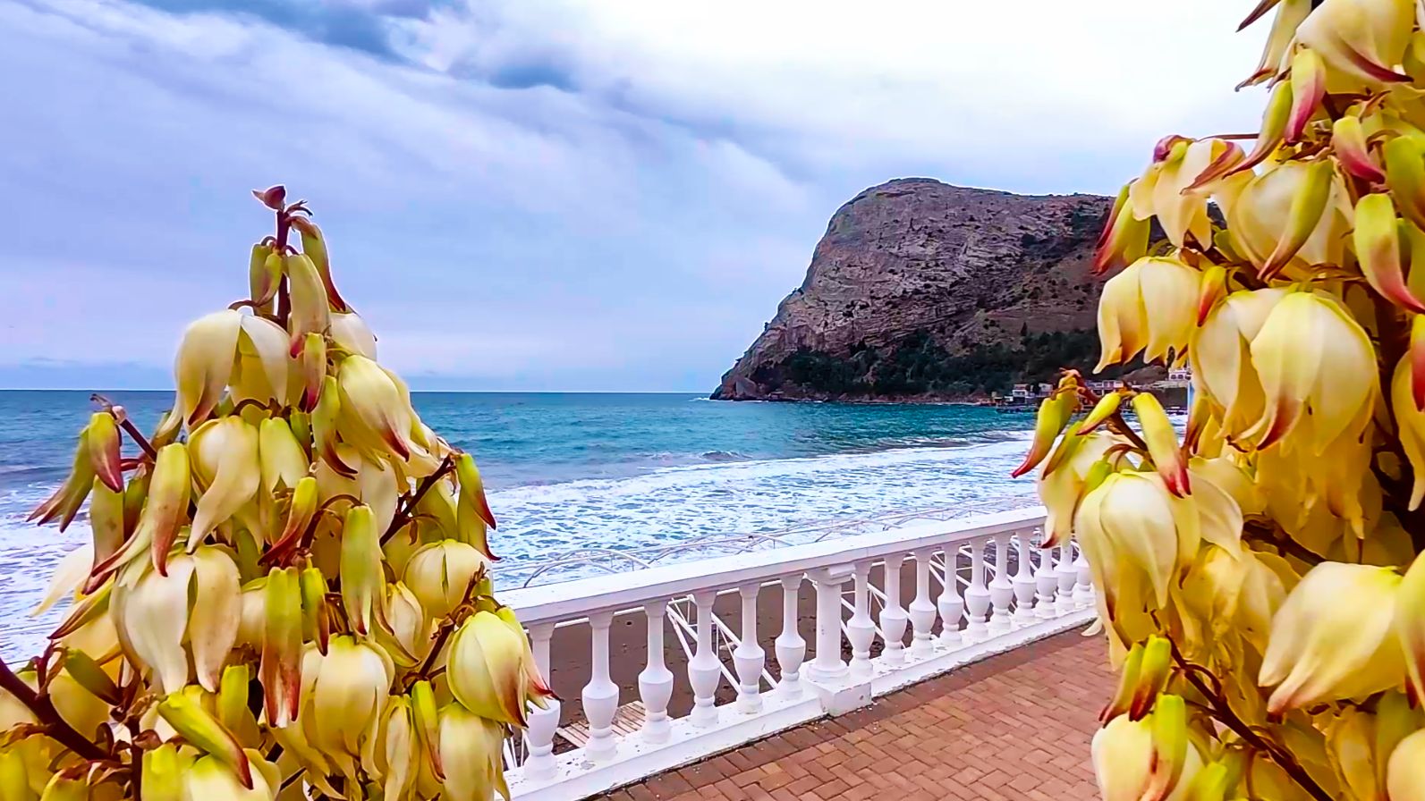 Новый Свет, зимний Крым. Шторм и горы в декабре. Набережная.