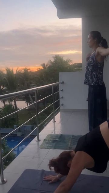 Йога ранним утром