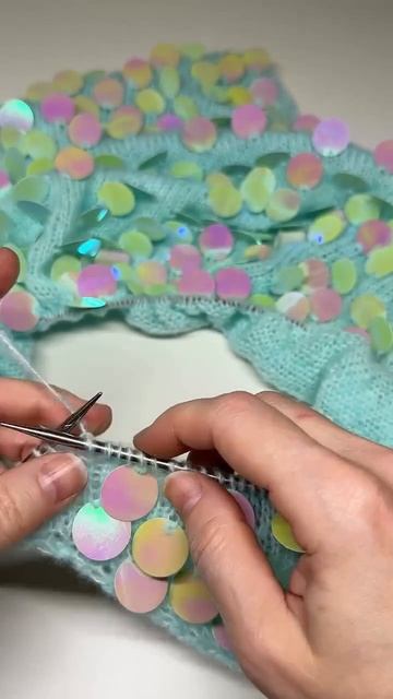 Как ввязать пайетки в полотно