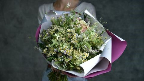 Упаковка букета листами без фиксации. Вариант 1