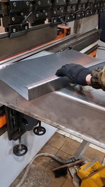 Гибка заготовки из нержавеющей стали | «Доминант»: точность форм и прочность соединений