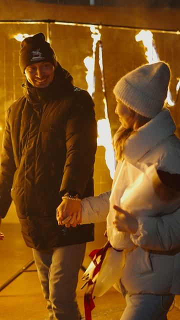 Ролик Предложение руки с огненными буквами «Выходи за меня»