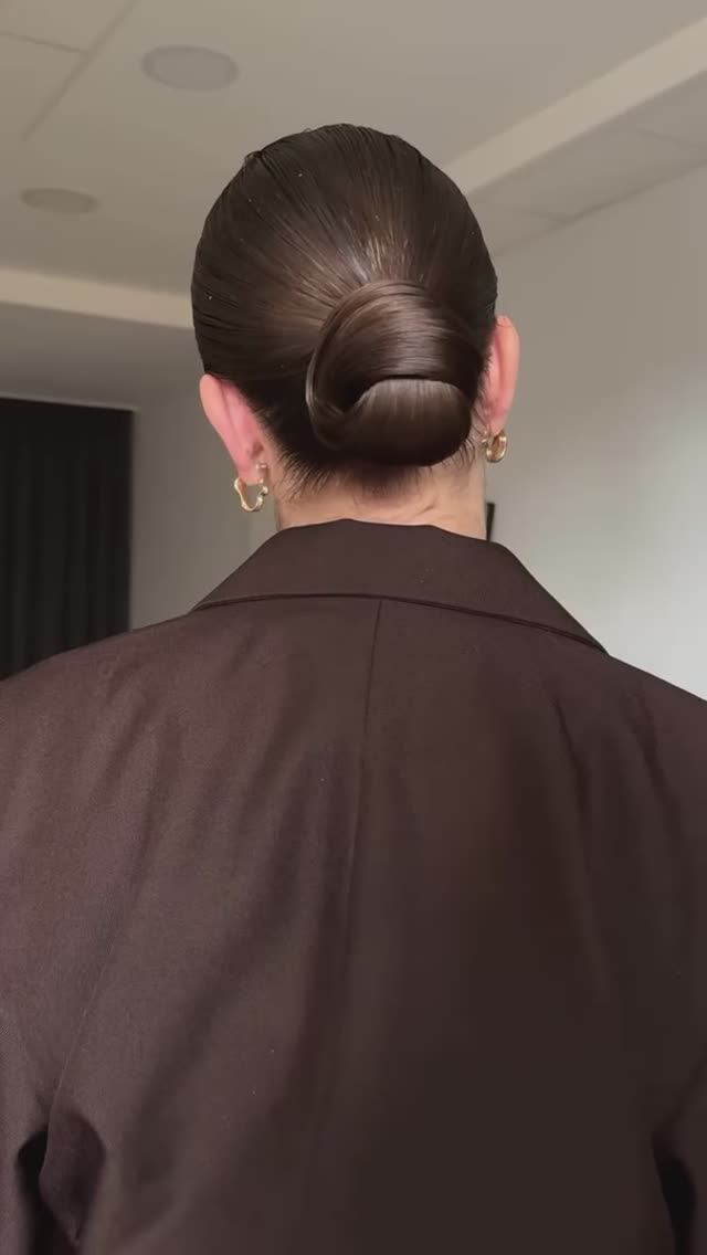 Красивый гладкий пучок из кудрявых волос #прическа #укладка #волосы #пучок