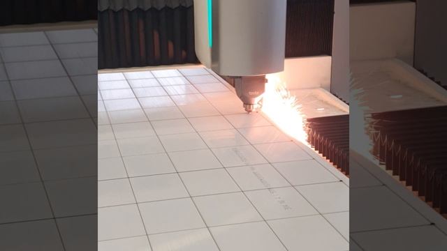 Лазерная резка листа нержавеющей стали с защитной плёнкой | «Доминант»: чистота кромки и сохранность