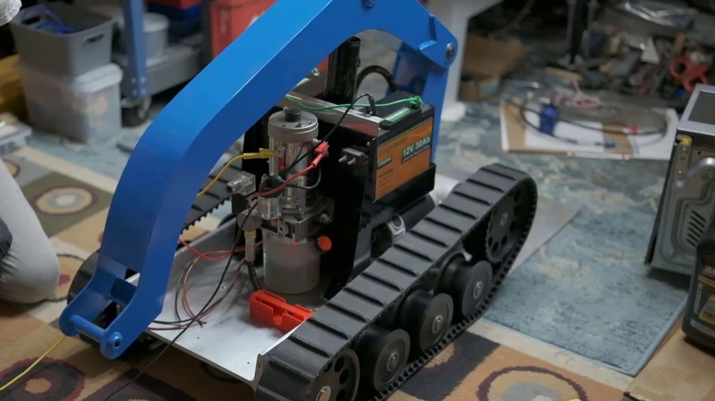 Гусеничный робот погрузчик с дистанционным управлением. часть 2