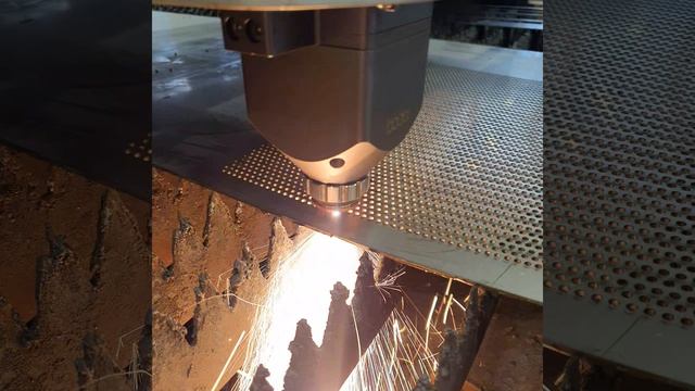 Лазерная перфорация в режиме летучий рез нержавеющей стали | «Доминант»: высокая скорость и точность