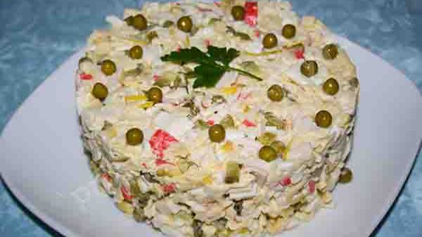 Салат из крабовых палочек,  зелёного горошка и соленых огурцов