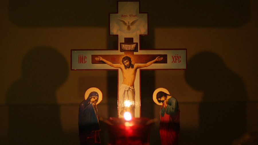 Женщина не могла пошевелиться и только мысленно произнесла "Отче Наш", как тень отступила