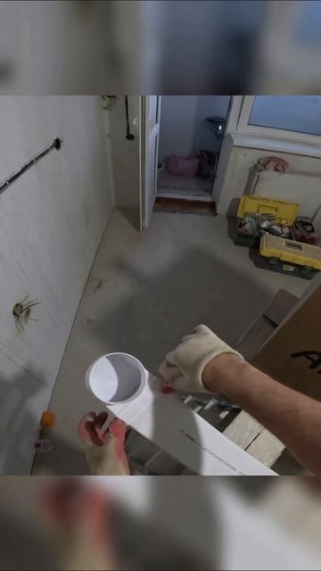 Ремонт квартир в Краснодаре. Воздуховод для вытяжки на кухне под натяжной потолок.