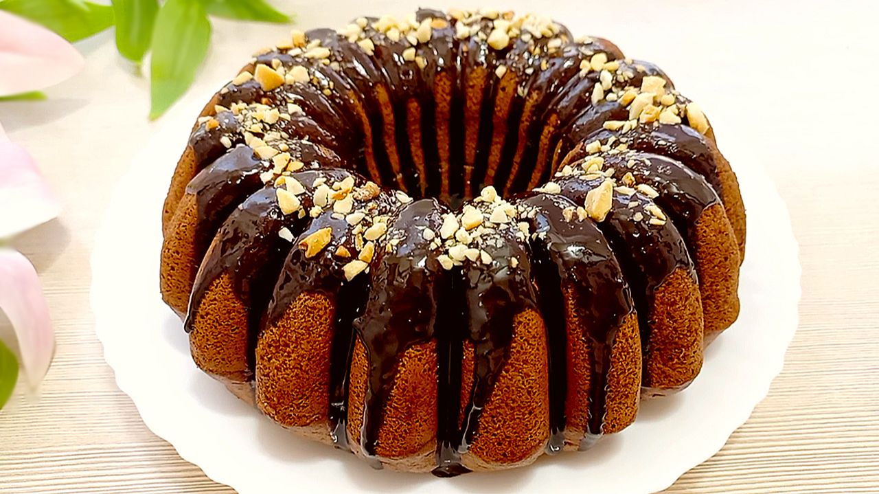 Готовим шоколадный кекс с орехами и шикарной глазурью - это просто бомба!