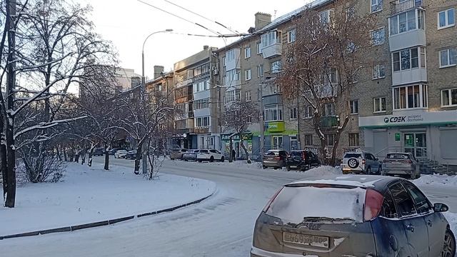 В Екатеринбург пришла зима . Ул. Мельковская, пер. Красный - Декабрь 2025