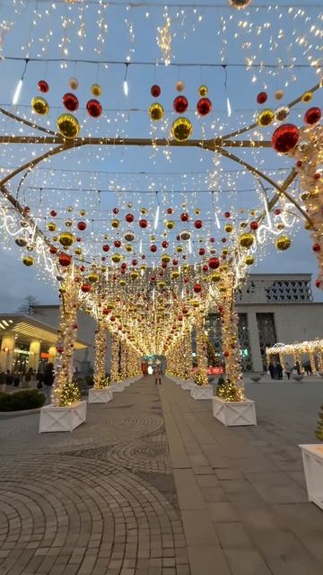 Новогодние украшения в Лужниках