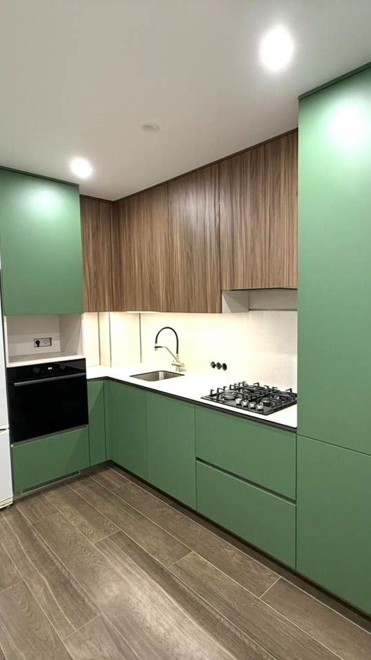 Джулиане - современная, встроенная, древесно-зеленая угловая кухня до потолка без ручек на заказ