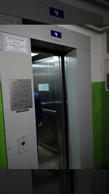 В лифте человек что он делает!