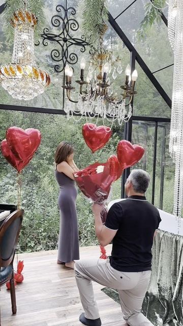 Красивое предложение руки в стеклянной фотостудии в лесу