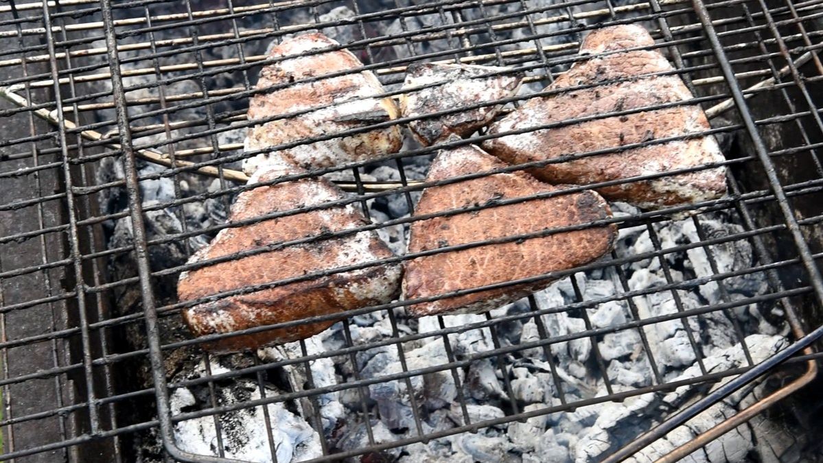 Говядина в масле и овощи.