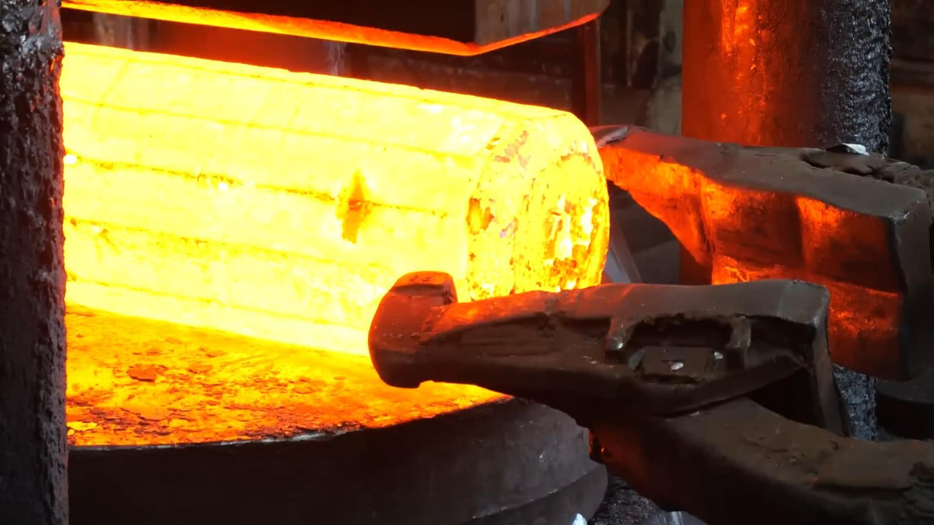 Ковка главного вала для ветряной турбины.