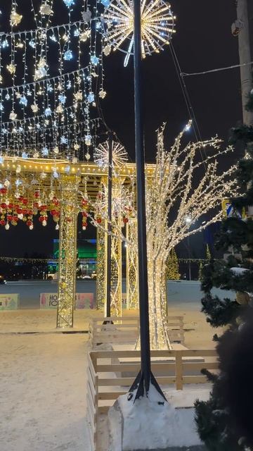 Праздничное освещение улиц города | Шары, звёзды, золотая арка и потолок из гирлянд