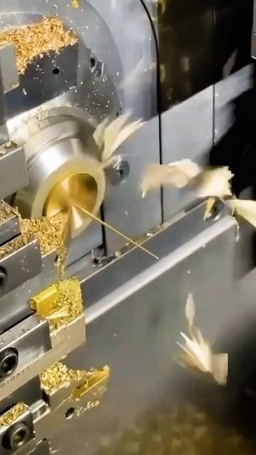 Невероятная Точность: Токарный станок с ЧПУ обрабатывает тонкую деталь из латуни. Стружка летит.