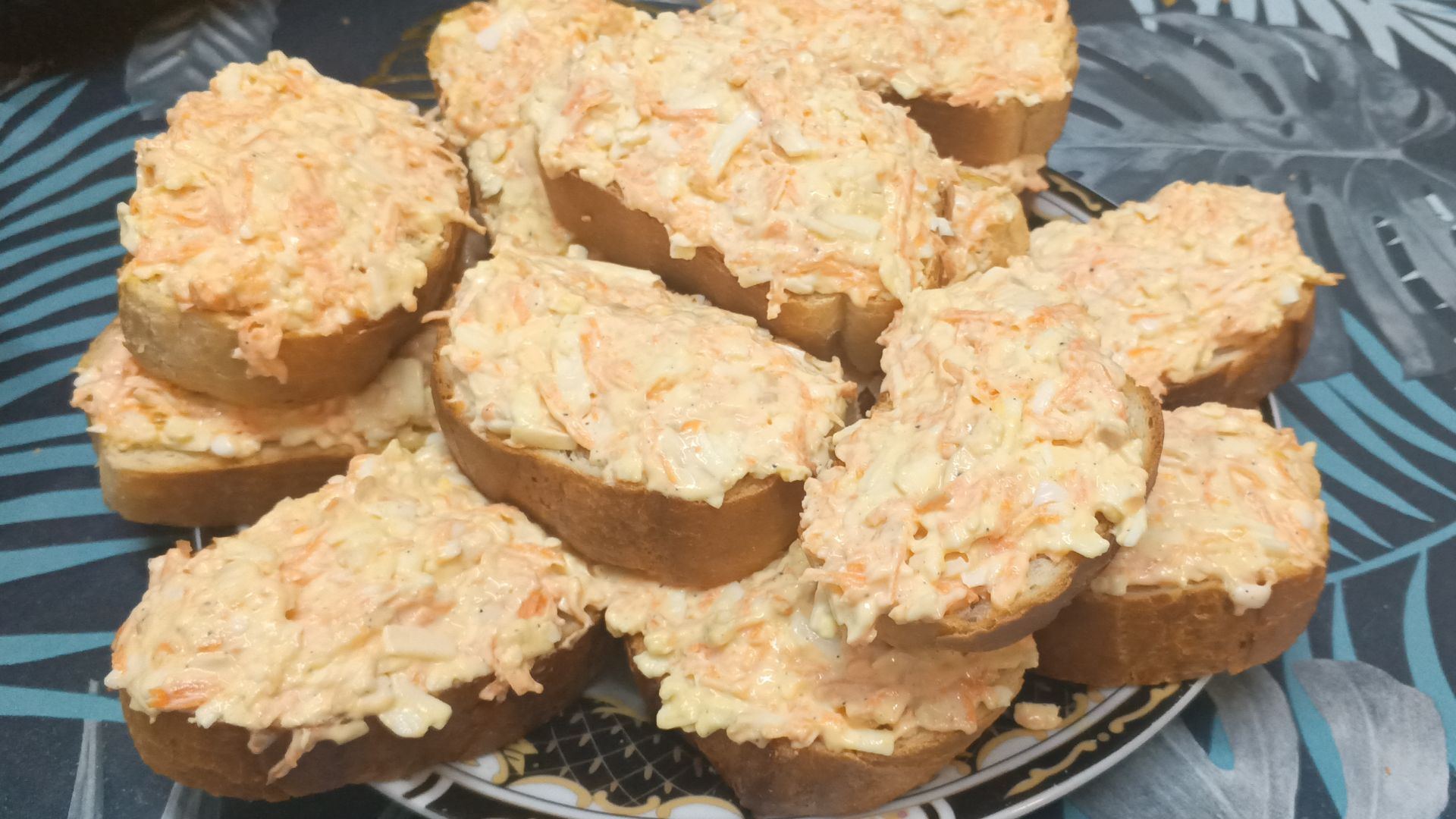 Вкусные бутерброды с колбасным сыром на праздничный стол и не только.