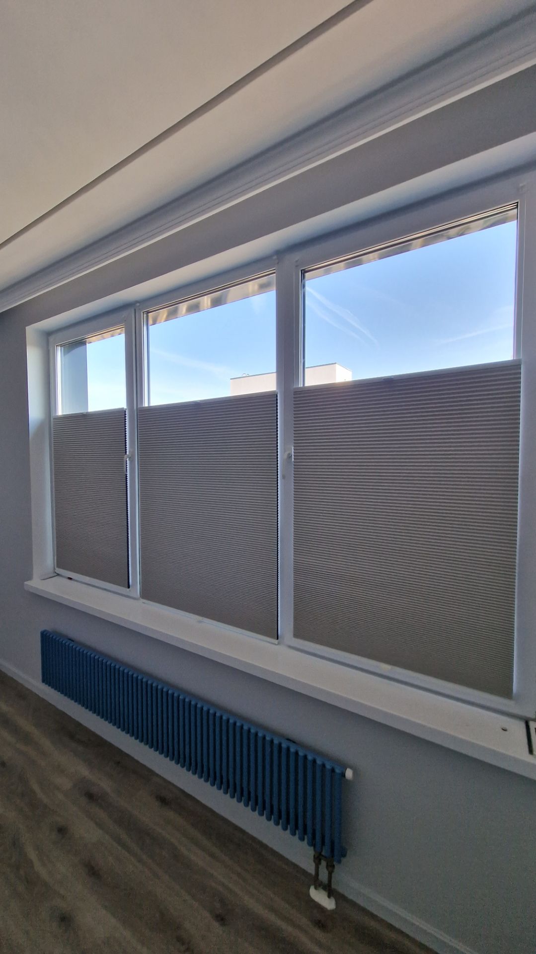 Шторки гофре (двойные плиссе) и пример засветов. Ткань Пальма блэкаут белый.