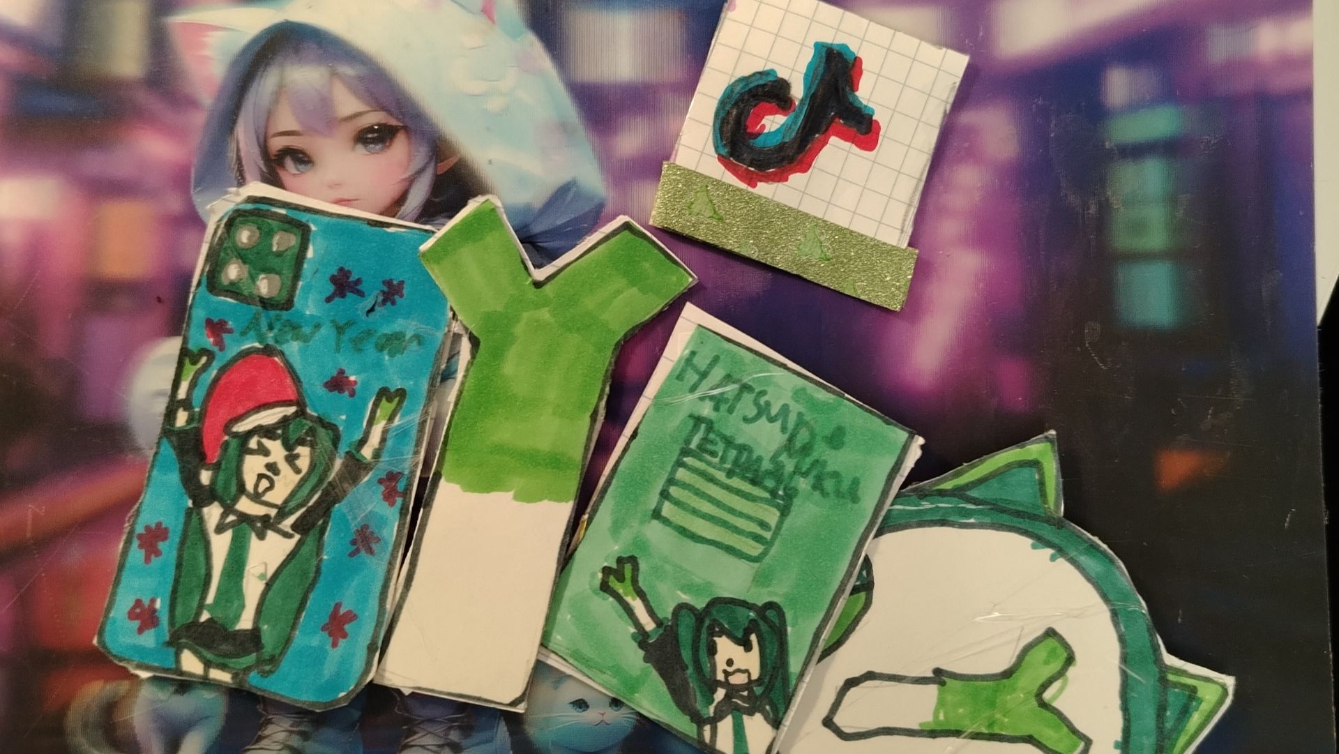 Распаковка бумажных пакетиков с наклейками! Хацуне Мику, приложения, роблокс! Как поживают муравьи?