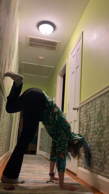Я стою на руках. HandStand. Результат после 2х лет с нуля.