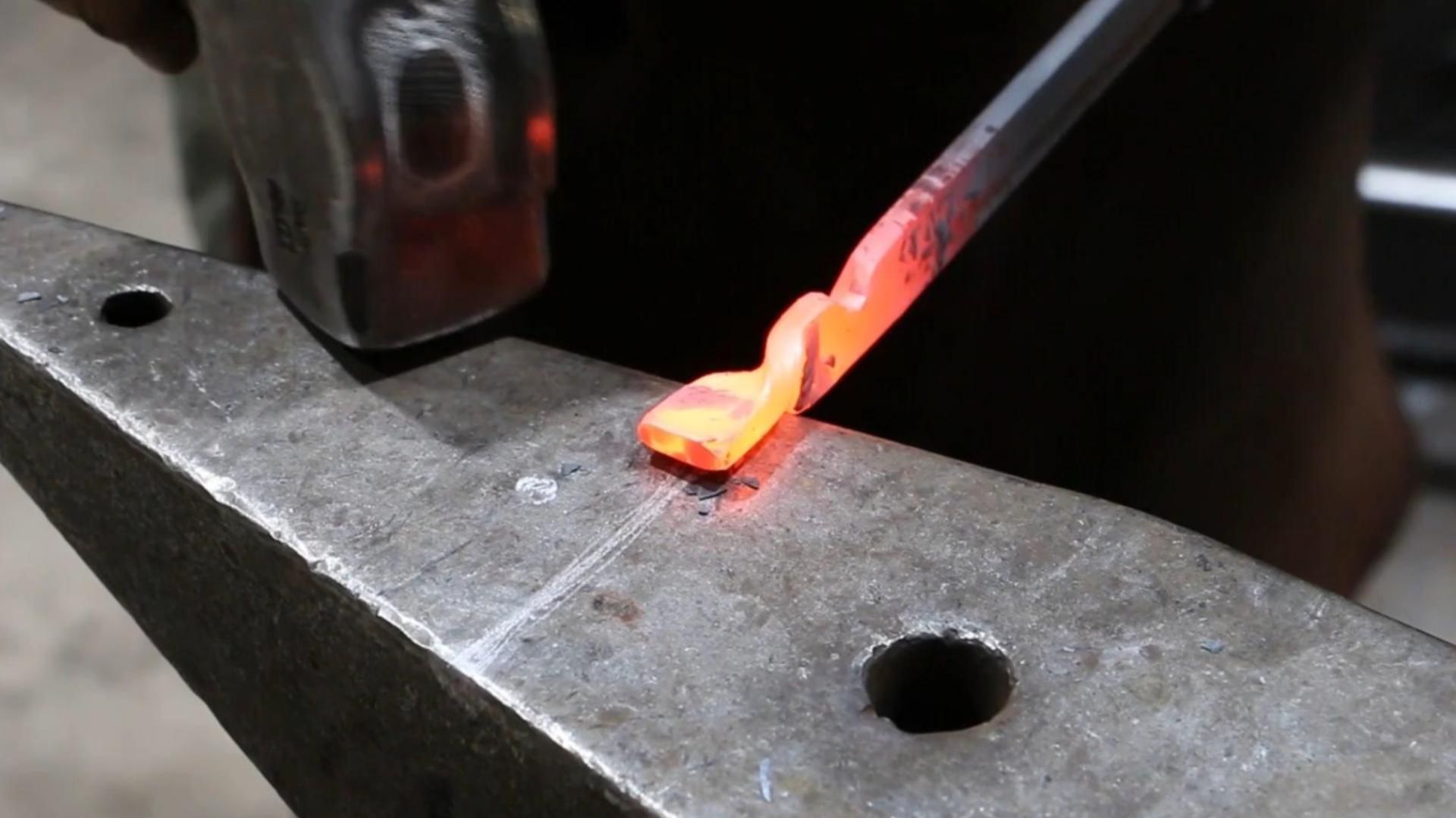 Ковка плоских щипцов.