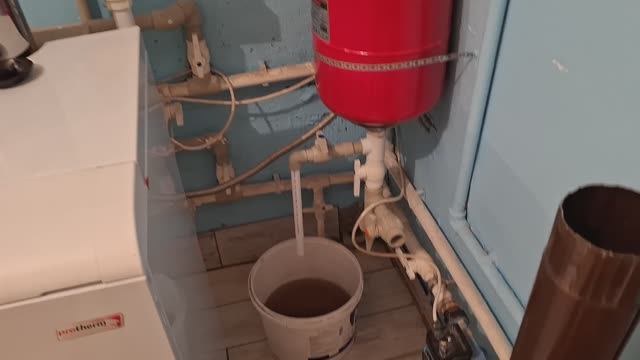 Установил кран к расширительному бочку в системе отопления частного дома.