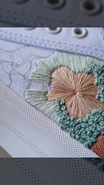 Секрет швеи. Стильная вышивка на кедах .