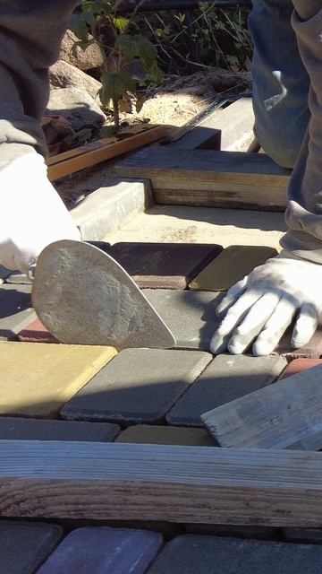 Как не надо делать при укладке тротуарной плитки!? Одинаковая подготовка основания.