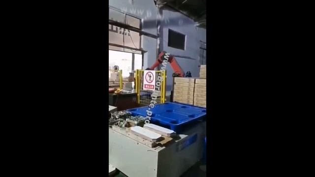 67. Укладка больших коробок на синие паллеты роботом BORUNTE