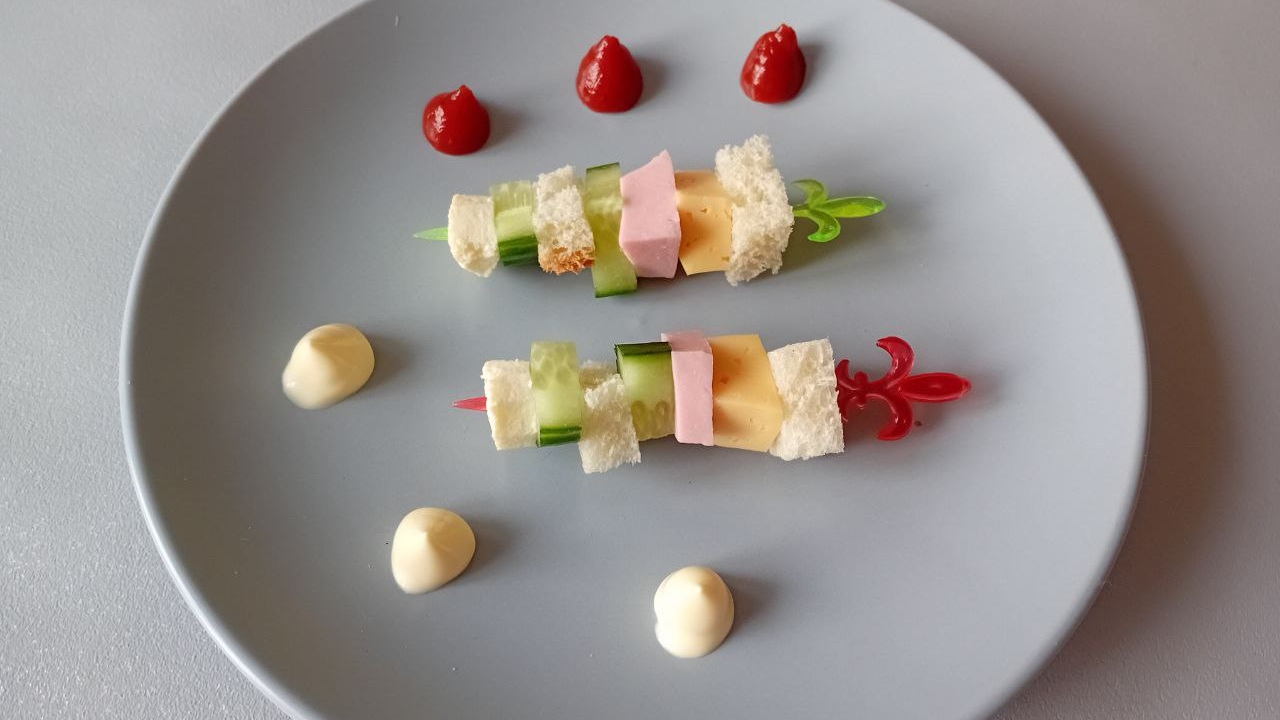 Канапе, чернослив фаршированный, рафаэлло и другие закуски на новогодний стол