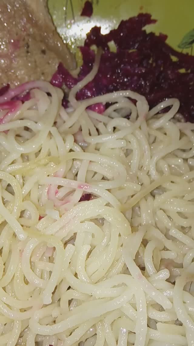 Спагетти с вкусным соусом и салатом и мясом вкусняшка домашняя