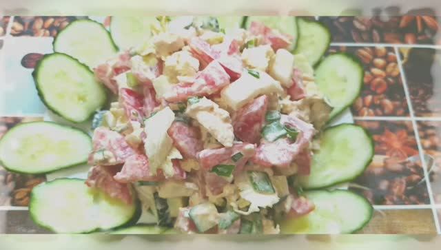 Салат из нежнейшей пекинской капусты и курочки.